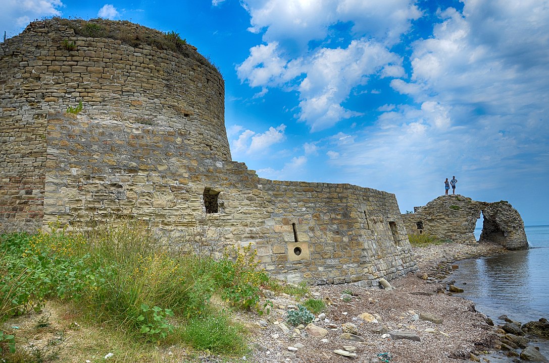 Rodoni Castle - Nomads Travel Guide