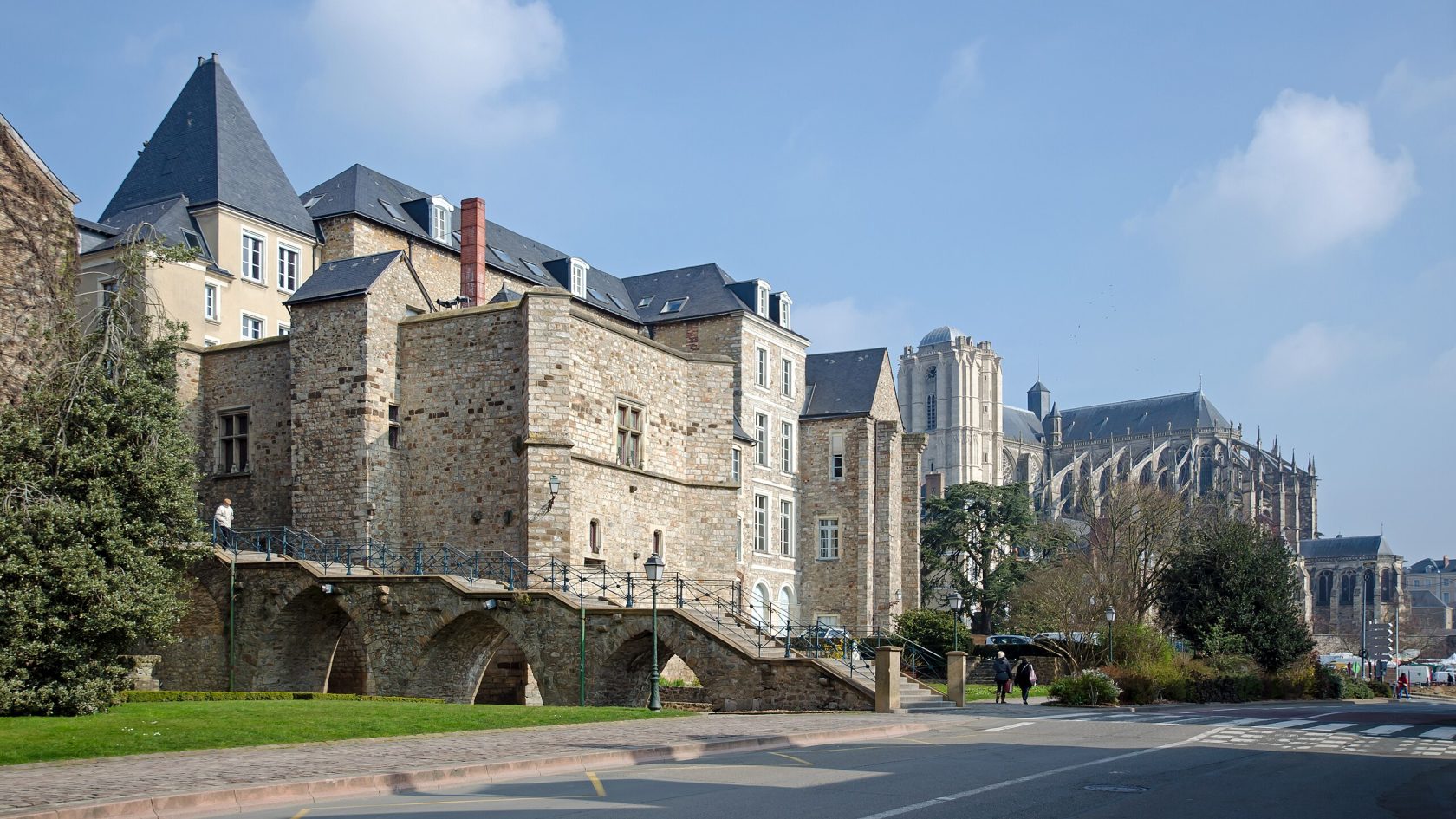 Le Mans, France: The Complete Guide to the City of Racing & History