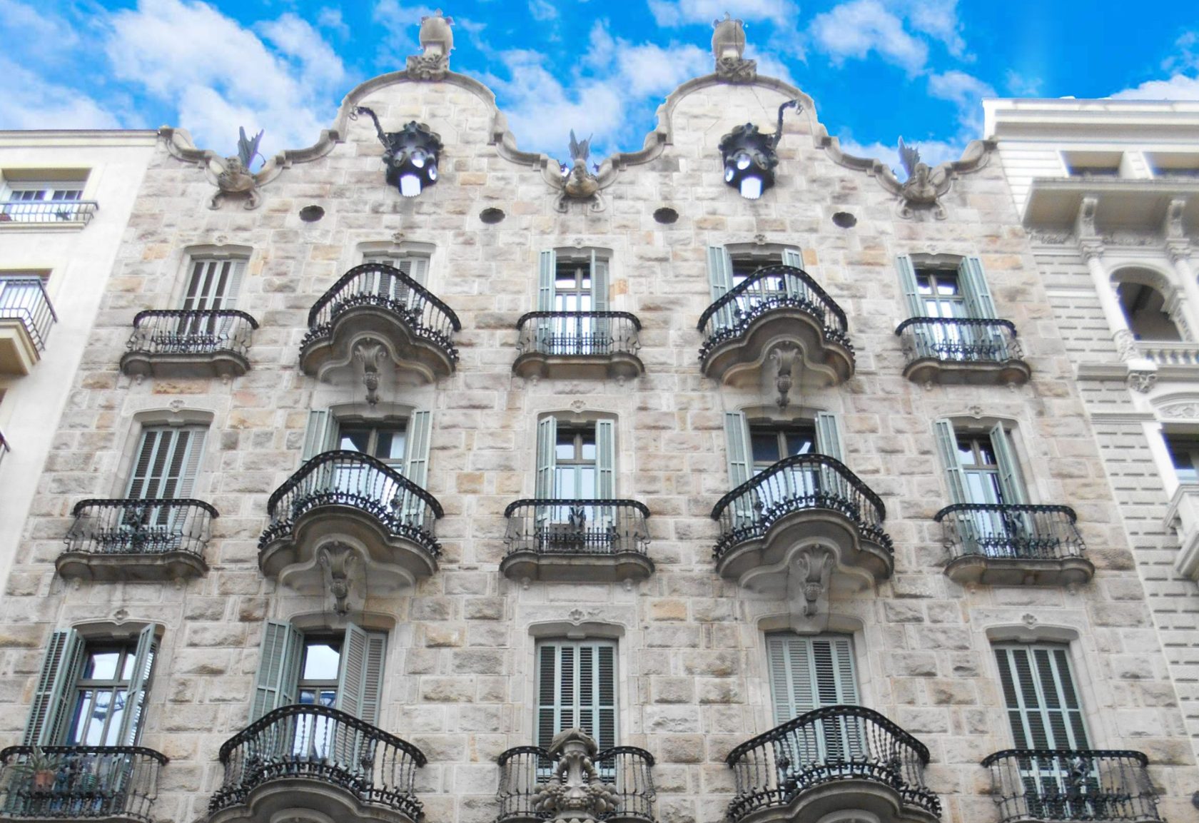 Casa Calvet, Barcelona (2026): Gaudí’s understated Eixample façade