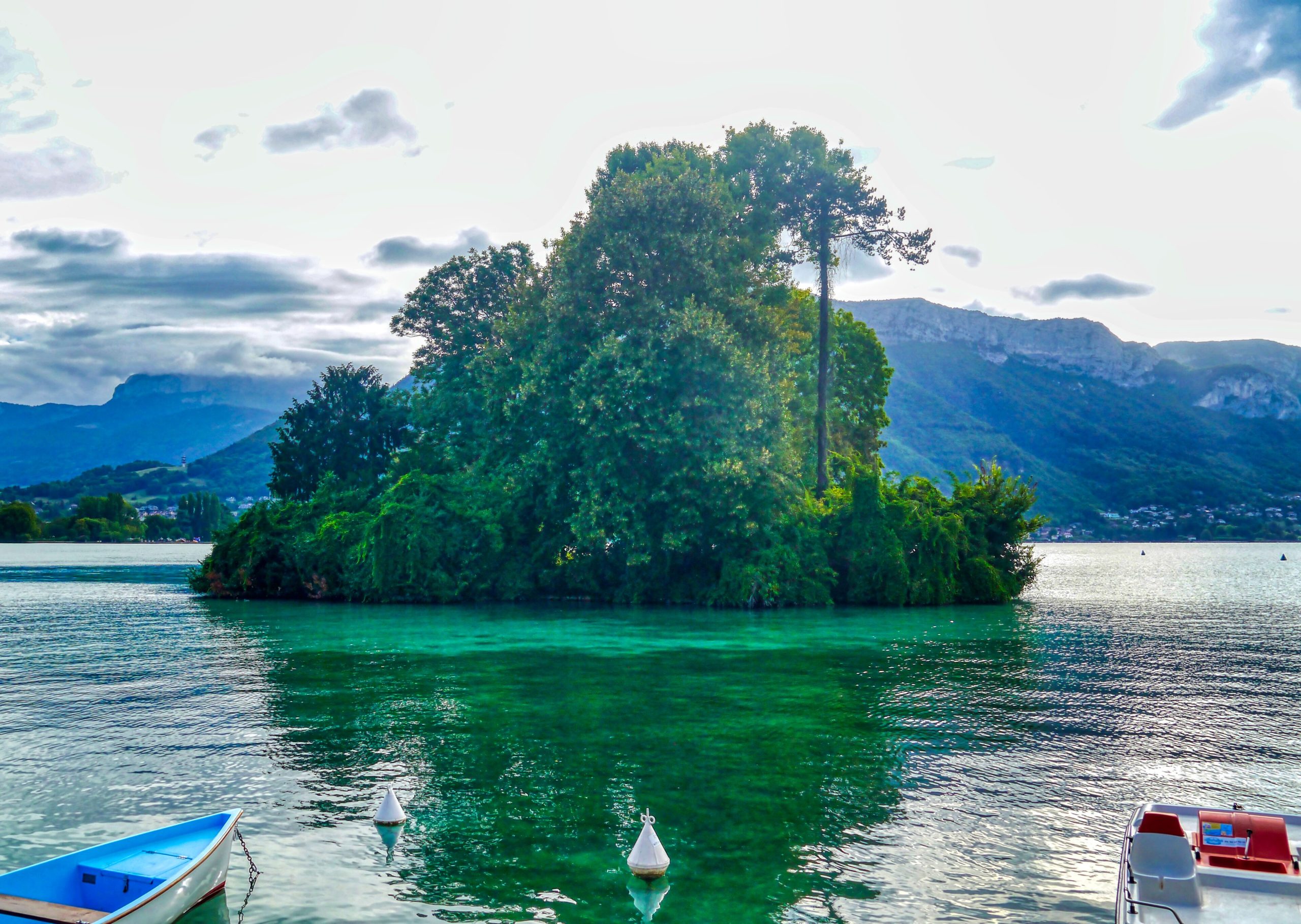 Île des Cygnes, Annecy (2026): Tiny swan island viewpoint on Lake Annecy