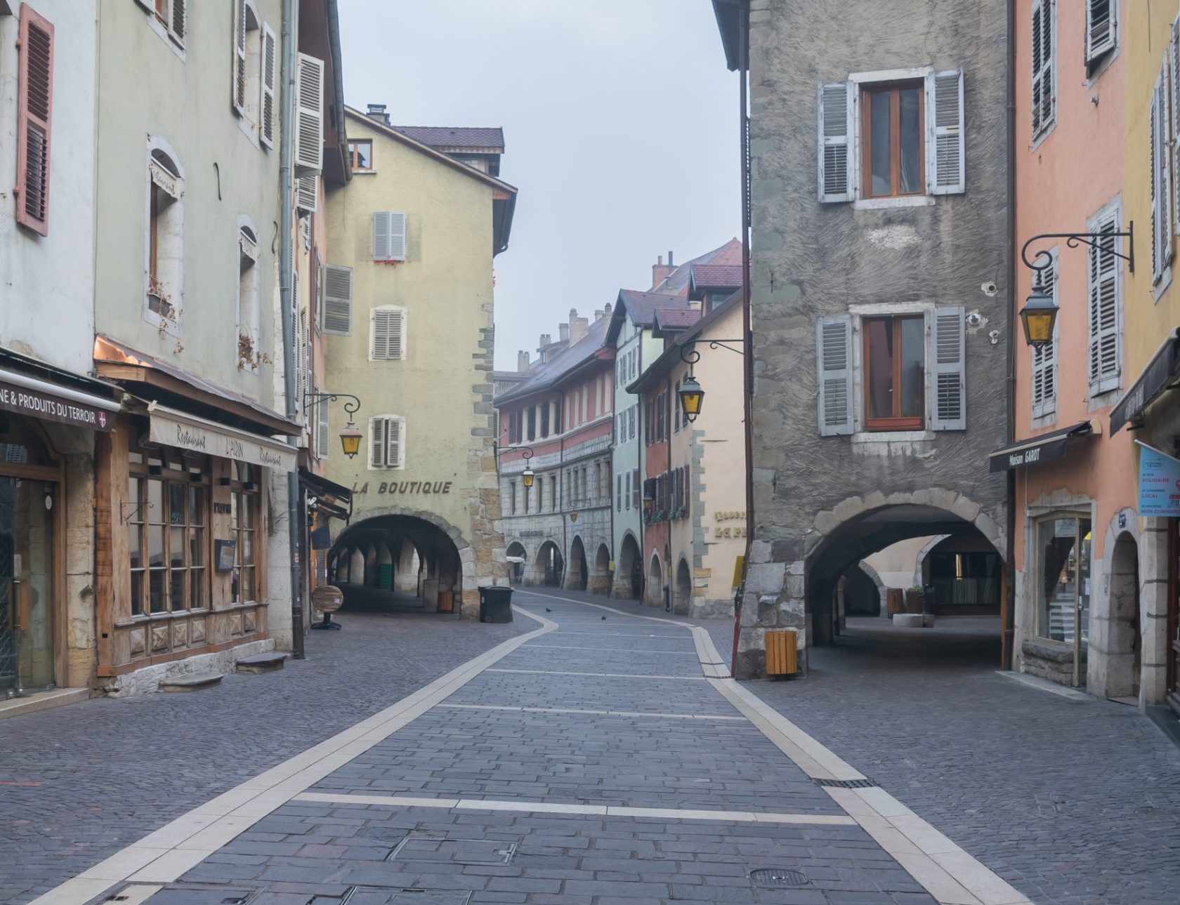 Rue Sainte-Claire, Annecy (2026): Arcaded old-town street for food ...