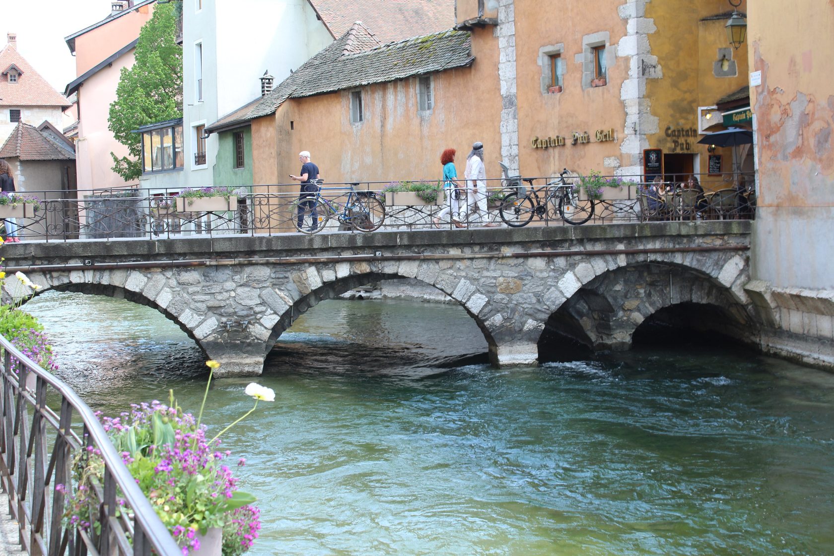 Pont Morens, Annecy (2026): A photogenic bridge on the old-town canals