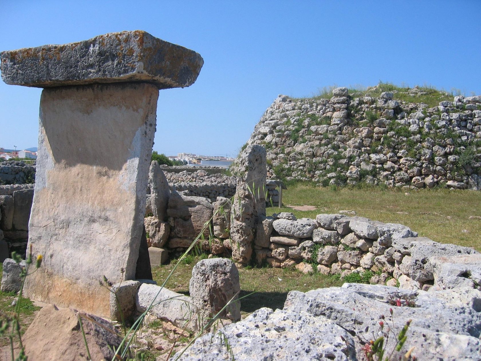 Trepucó Talayotic Settlement, Mahon (2026): a quiet prehistoric taula ...